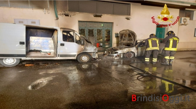 Un furgone e due auto in fiamme nella notte, danneggiata una palazzina ... Un furgone e due auto in fiamme nella notte, danneggiata una palazzina ...