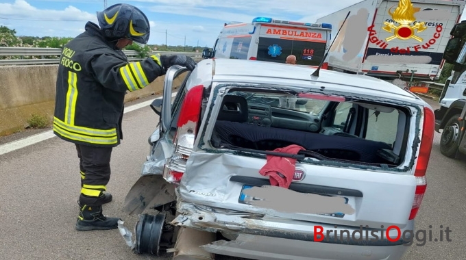 Scontro tra auto e furgoncino, una donna incastrata tra le lamiere ... Scontro tra auto e furgoncino, una donna incastrata tra le lamiere ...